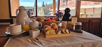 Café da manhã com buffet grátis todos os dias