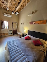 Quarto casal ou duplo, para não fumantes, vista para o pátio | Wi-Fi de cortesia, roupa de cama