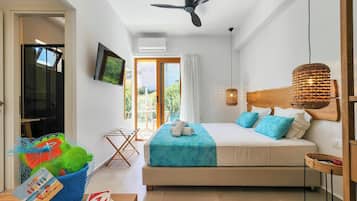 Quarto moderno com cama, ventoinha no teto, TV e vista para o exterior.