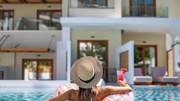 Quarto casal standard, sacada, vista para a piscina | Piscina | Piscina externa, barracas de cortesia, guarda-sóis