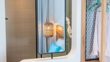 Cofres nos quartos, cortinas blackout, Wi-Fi de cortesia