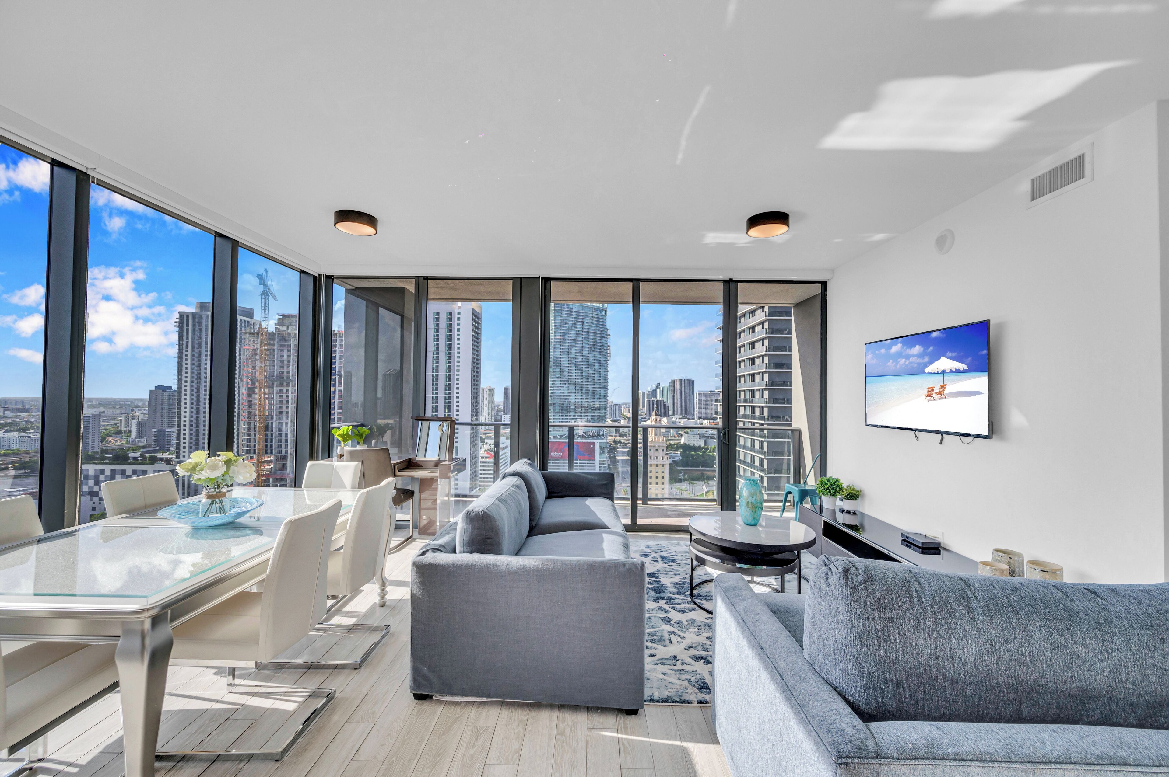 Apartamento, varanda, Vista para a cidade | Sala de estar | Smart TV de 55 polegadas com canais por cabo 