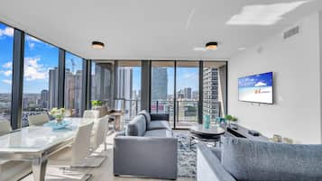 Apartamento, varanda, Vista para a cidade | Sala de estar | Smart TV de 55 polegadas com canais por cabo