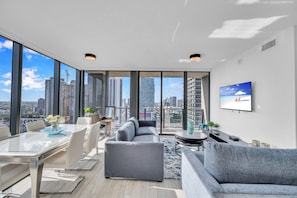 Apartamento, varanda, Vista para a cidade | Sala de estar | Smart TV de 55 polegadas com canais por cabo 