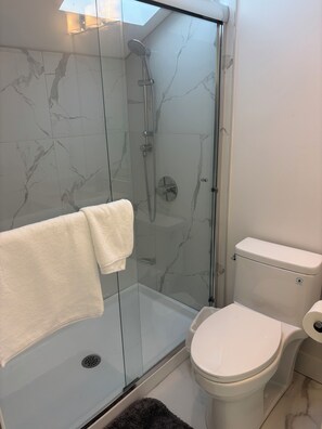 Quarto Duplo Comfort | Casa de banho | Um polibã, um secador de cabelo, toalhas fornecidas, sabão 