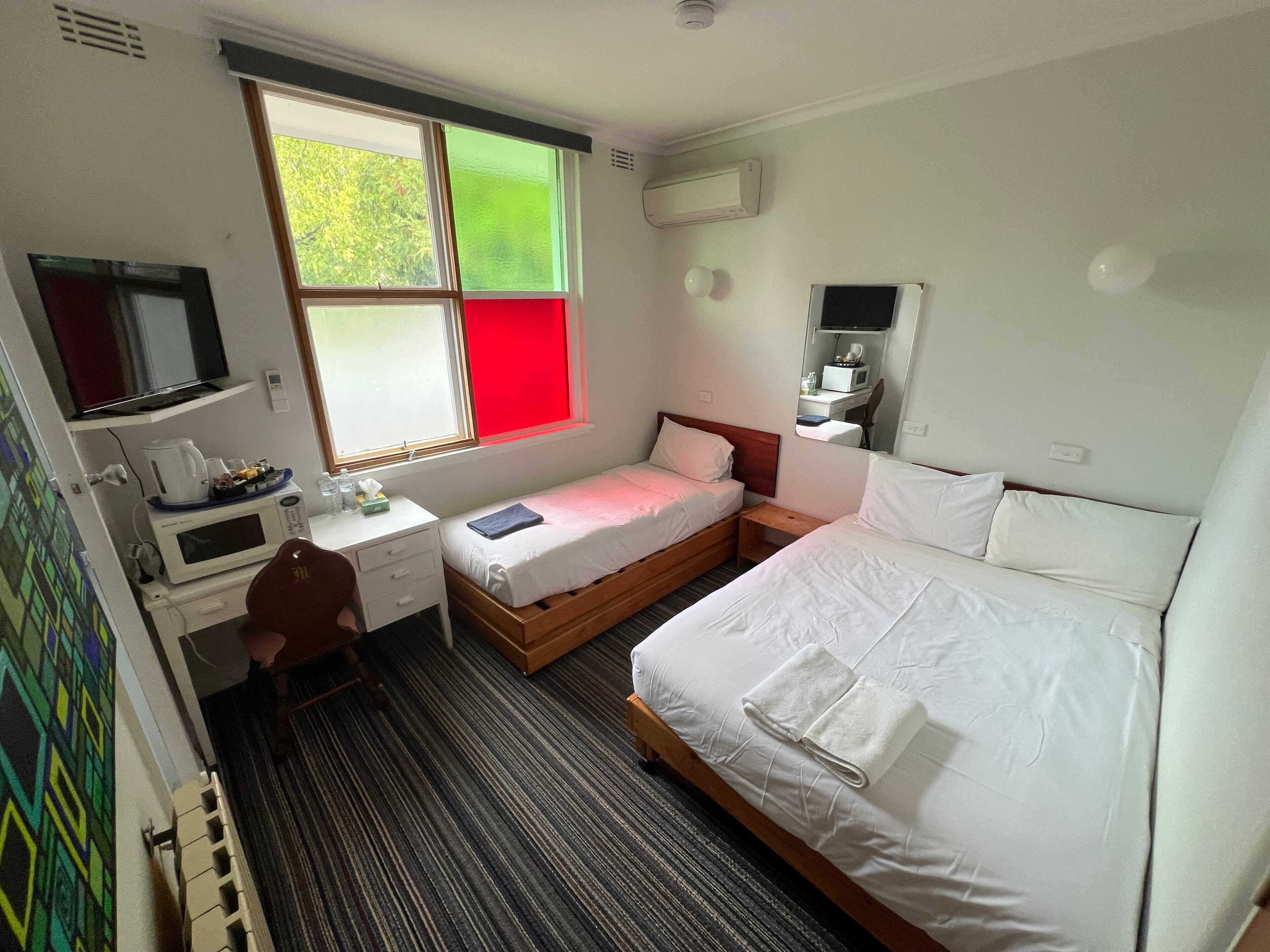 Quarto Twin Clássico | Secretária, secretária adequada para computadores portáteis 