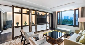 Quarto Premier | Cofre no quarto, secretária 