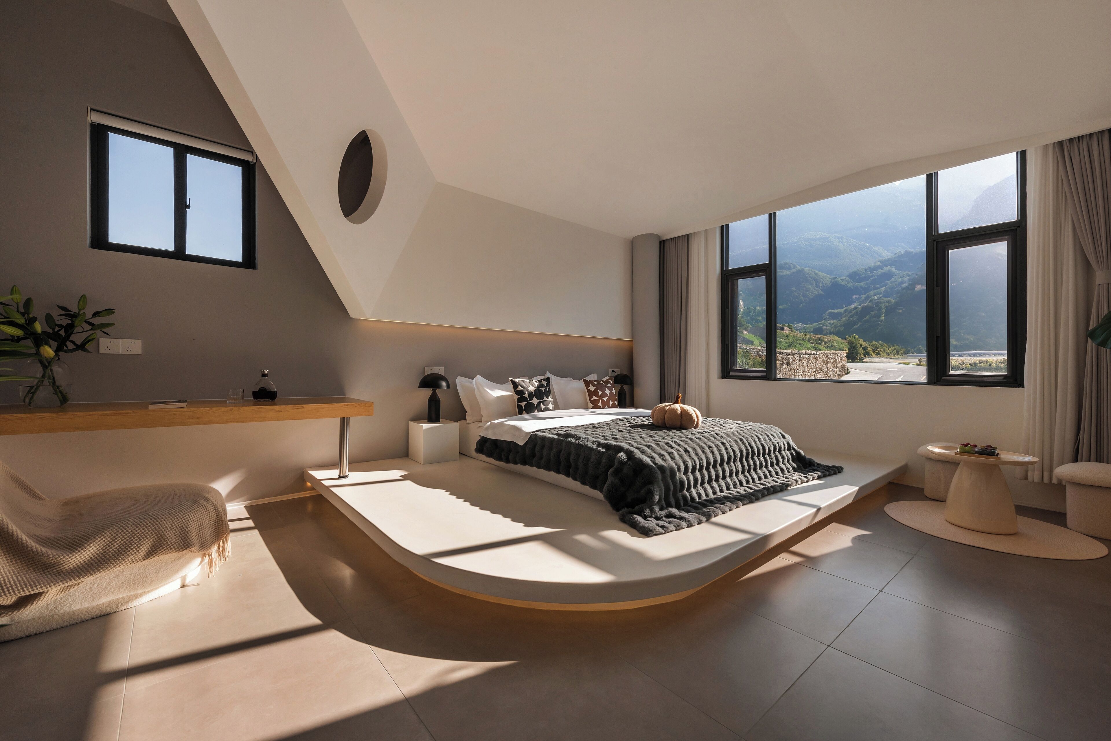 Quarto casal romântico, vista para a colina | Escrivaninha, espaço de trabalho para notebook, cortinas blackout