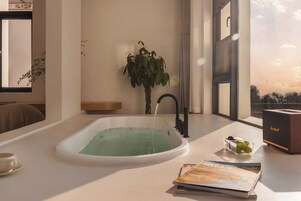 Quarto duplo família, vista para a colina | Banheiro | Produtos de toalete grátis, secador de cabelo, chinelos 