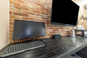 Quarto Duplo Standard | Secretária, secretária adequada para computadores portáteis