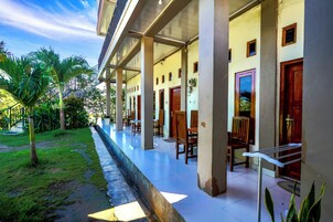 Quarto triplo clássico, para não fumantes, vista para o jardim | Terraço/pátio