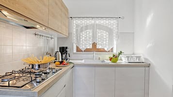 Apartamento família, vários quartos (Toscolano Olive House) | Cozinha privada | Geladeira, fogão, cooktop, lava-louças