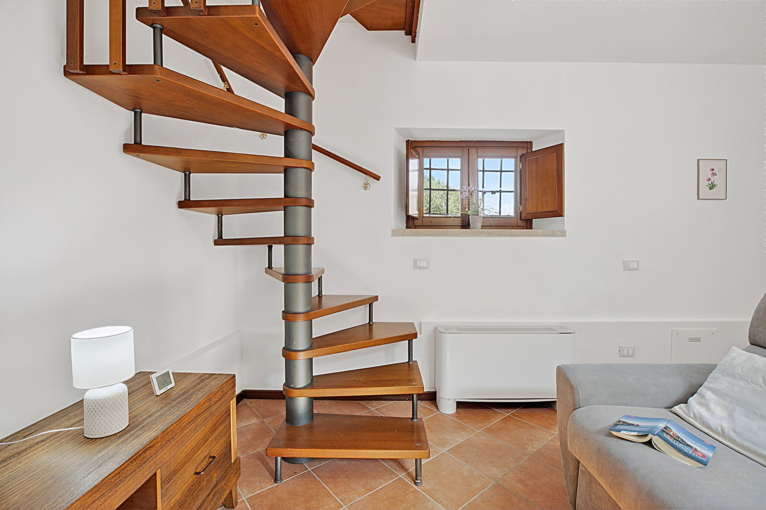Apartamento família, vários quartos (Toscolano Olive House) | Área de estar | Smart TV 21 polegadas com canais a cabo