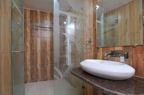 Quarto Duplo Superior, Vista para a cidade | Casa de banho | Um polibã, artigos de higiene pessoal grátis, toalhas fornecidas 