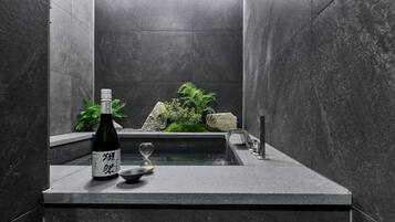 Quarto Duplo Premium | Casa de banho | Um polibã e uma banheira separados, um secador de cabelo