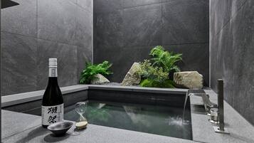 Quarto Duplo Premium | Casa de banho | Um polibã e uma banheira separados, um secador de cabelo