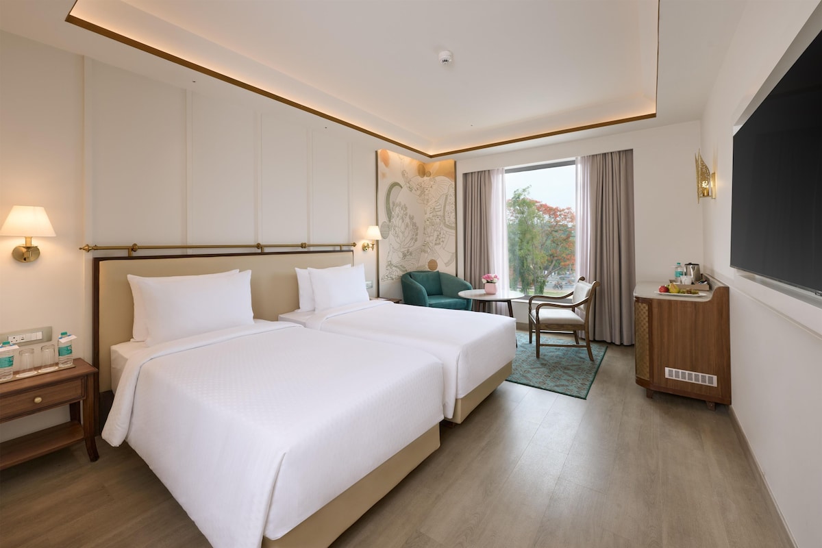 Roupa hipoalergénica, minibar, secretária 