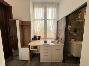 Apartamento Básico | Cozinha privada | Um micro-ondas, uma placa de cozinha, utensílios de cozinha 