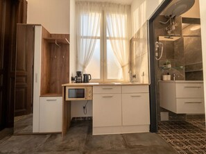 Apartamento Básico | Cozinha privada | Um micro-ondas, uma placa de cozinha, utensílios de cozinha 