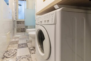 Apartamento standard, sacada | Banheiro | Chuveiro, produtos de toalete grátis, secador de cabelo 