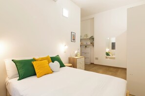 Apartamento standard, sacada | Ferros/tábuas de passar roupa, Wi-Fi de cortesia