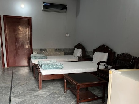 Quarto Duplo Económico | Cortinas/cortinados opacos, ferro/tábua de engomar . Qaiser Hotel