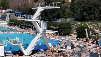 Piscina interna, piscina externa, funciona das 8h às 21h, barracas