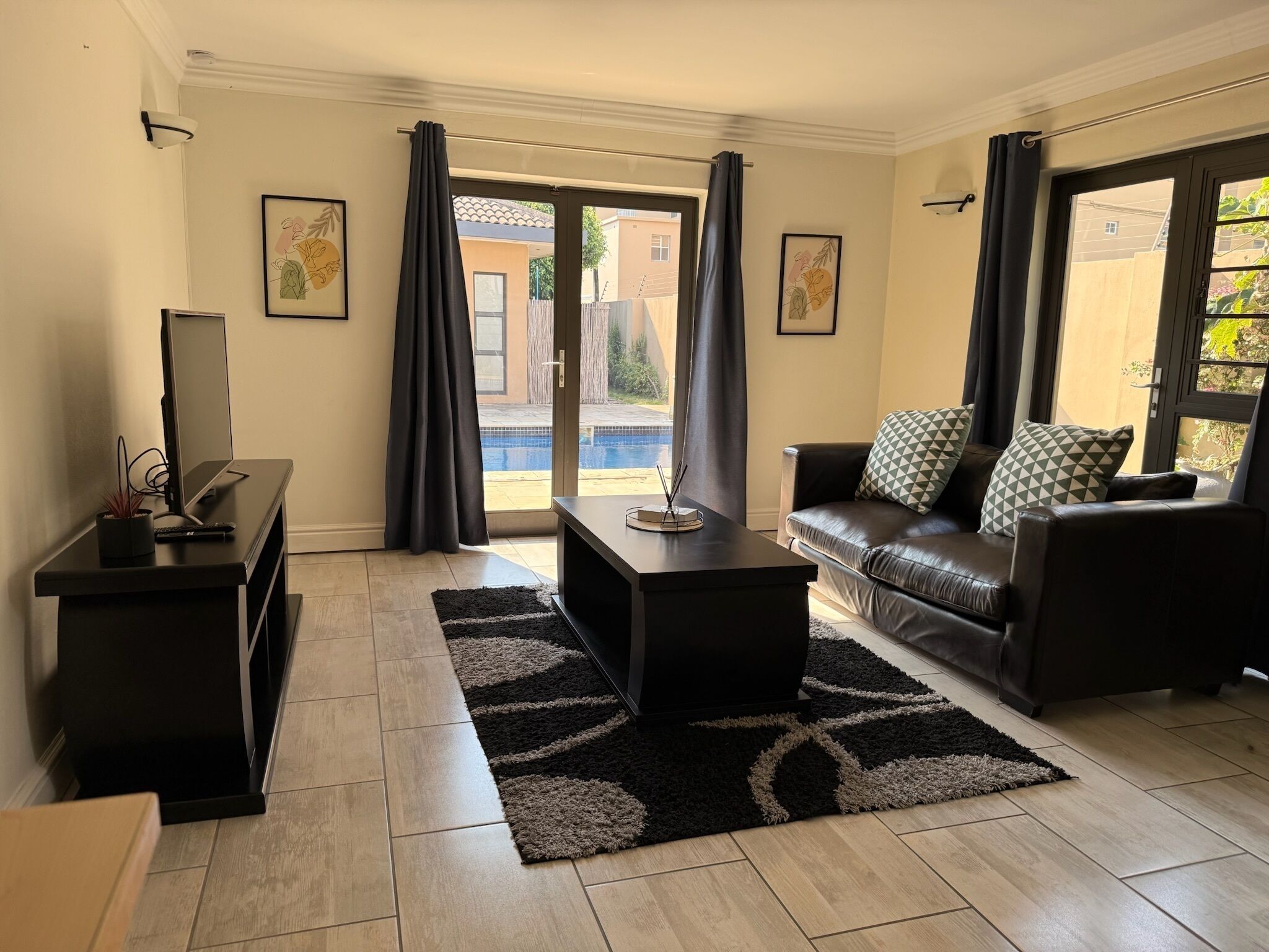 Luxe 1br Cottage 2 Minutes Away From The Beach | Pool | Wi-fi & Secure Parking. - Port Elizabeth