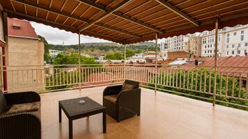 Quarto Duplo de Luxo, varanda, Vista para a cidade | Terraço/pátio interior