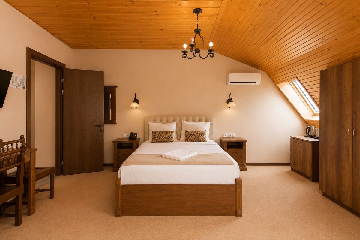 Quarto casal standard, vista para a cidade | Cofres nos quartos, escrivaninha, espaço de trabalho para notebook