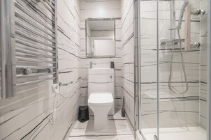 Apartamento Deluxe, 2 quartos, adaptado para pessoas com dificuldades de mobilidade, no rés do chão | Casa de banho | Artigos de higiene pessoal grátis, um secador de cabelo, chinelos