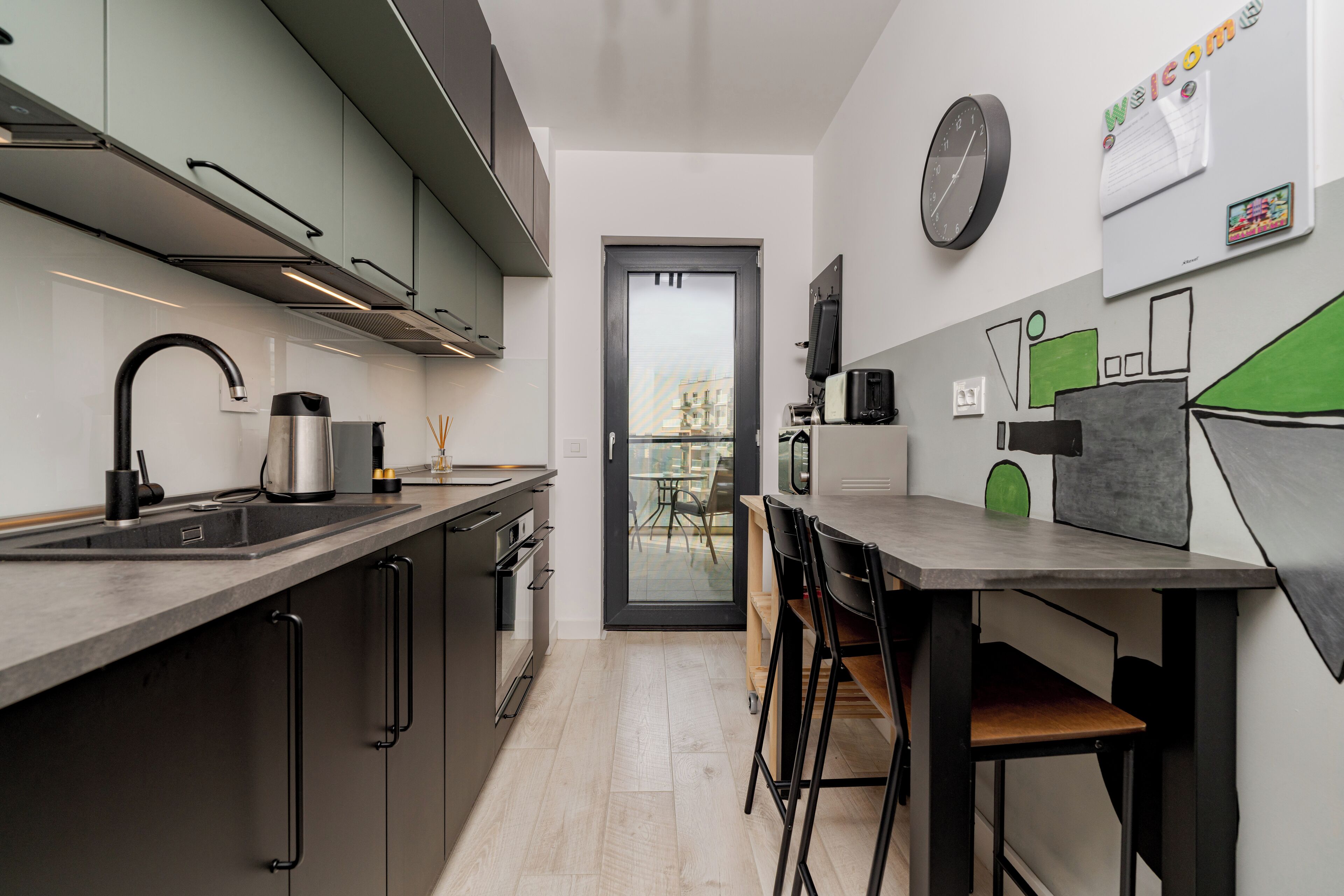 Um frigorífico, um micro-ondas, um forno, uma placa de cozinha 