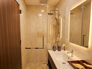 Quarto Twin Deluxe, não fumadores | Casa de banho | Um secador de cabelo, chinelos, toalhas fornecidas, sabão 