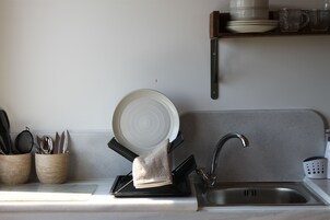 Estúdio Standard, varanda, vista para o mar | Cozinha privada | Um frigorífico, uma placa de cozinha, uma cadeira de bebé 