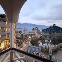 Quarto premium, sacada, vista para a colina | Área da propriedade