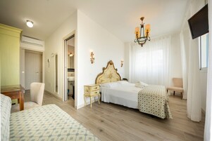 Quarto luxo, sacada, vista para o mar | Escrivaninha, Wi-Fi de cortesia, roupa de cama