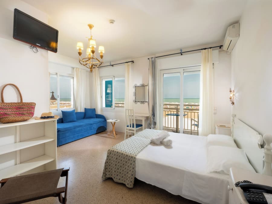 Quarto luxo, sacada, vista para o mar | Escrivaninha, Wi-Fi de cortesia, roupa de cama