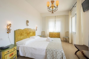 Quarto luxo, sacada, vista para o mar | Escrivaninha, Wi-Fi de cortesia, roupa de cama