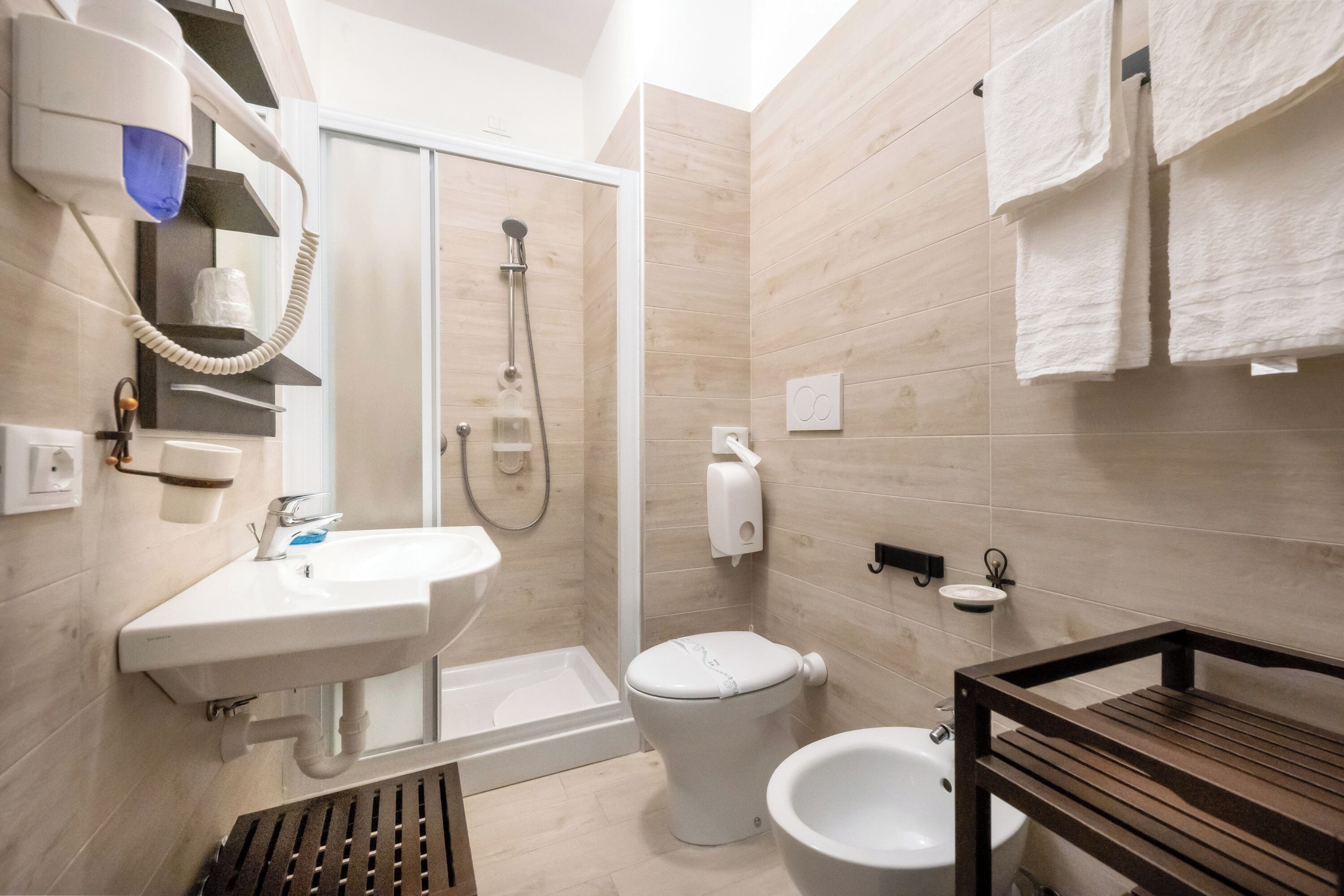 Quarto luxo, sacada, vista para o mar | Banheiro | Chuveiro, secador de cabelo, toalhas de banho, sabonete