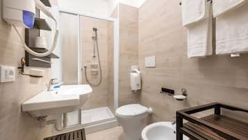 Quarto luxo, sacada, vista para o mar | Banheiro | Chuveiro, secador de cabelo, toalhas de banho, sabonete