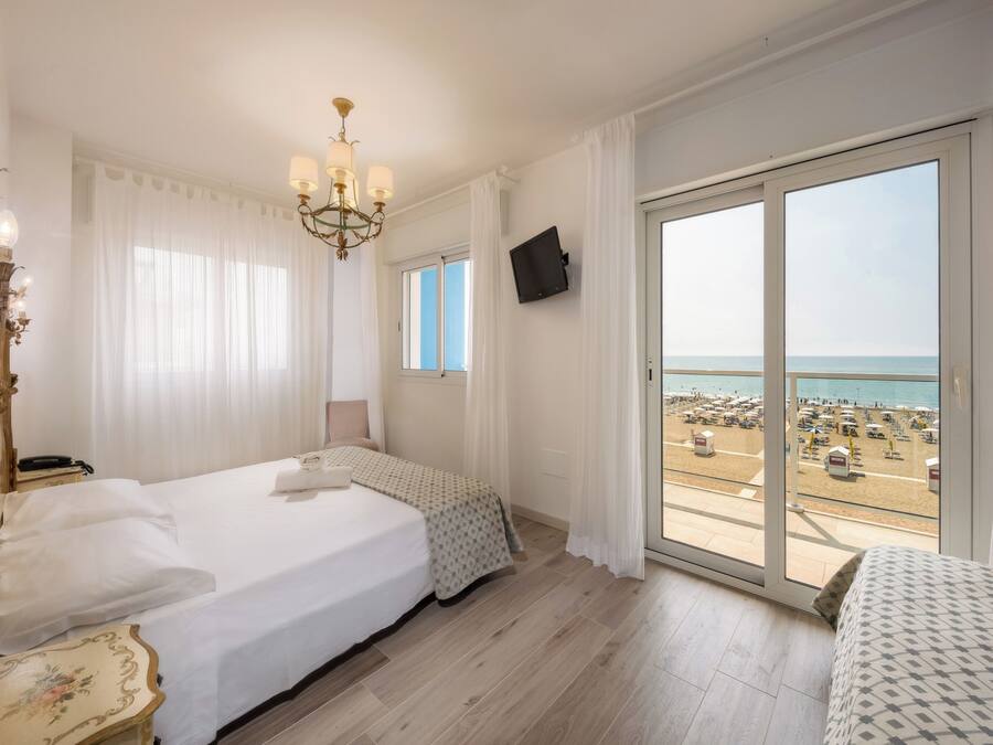 Quarto Deluxe, varanda, vista para o mar | Secretária, Wi-fi grátis, roupa de cama fornecida