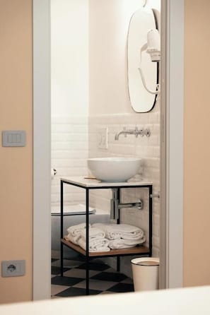 Quarto casal luxo, vista para o pátio | Banheiro | Chinelos 