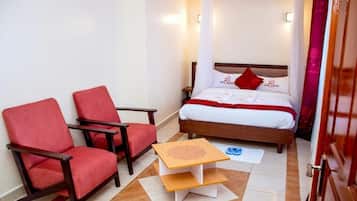 Quarto casal executivo, sacada, vista para o lago | Ferros/tábuas de passar roupa, Wi-Fi de cortesia