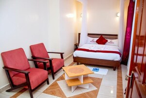 Quarto casal executivo, sacada, vista para o lago | Ferros/tábuas de passar roupa, Wi-Fi de cortesia