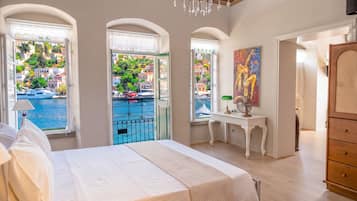 Apartamento luxo, vista para o mar | Cofres nos quartos, espaço de trabalho para notebook