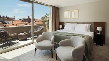 Deluxe Balcony Room with Jacuzzi | Cofre no quarto, secretária