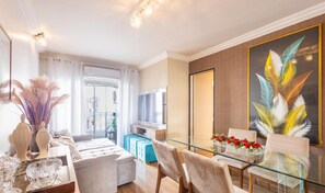 Apartamento Básico | Sala de estar | Smart TV de 32 polegadas com canais digitais 