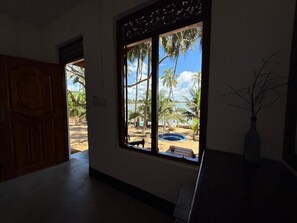 Quarto casal, sacada, vista para a praia | Parte interna