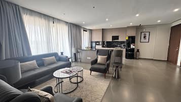 Condo superior, sacada, vista para a cidade | Área de estar