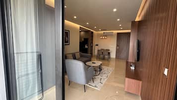 Apartamento luxo, sacada, vista para a cidade | Parte interna